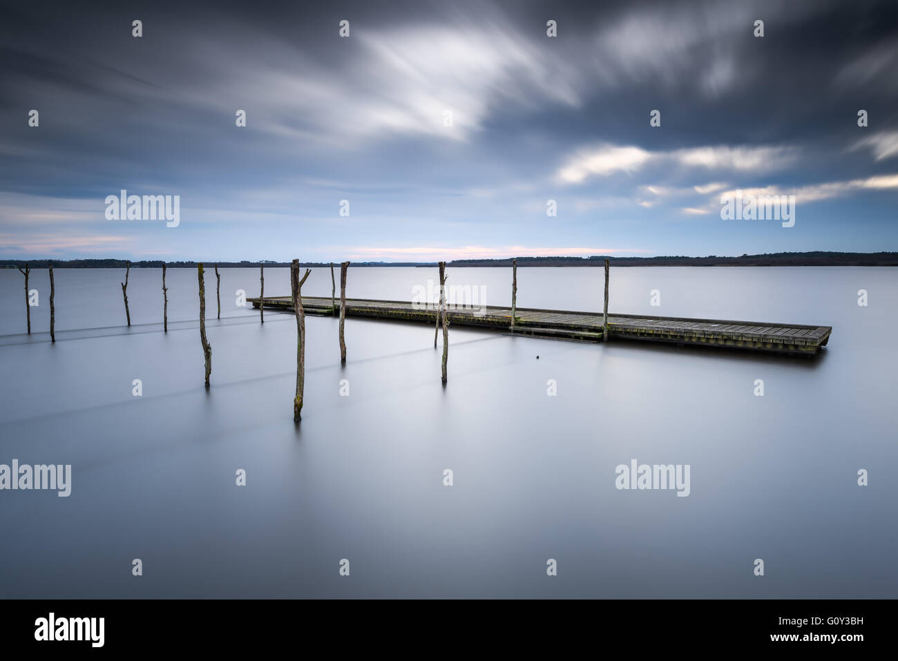 Ponton sur le lac soustons Banque de photographies et d’images à haute ...
