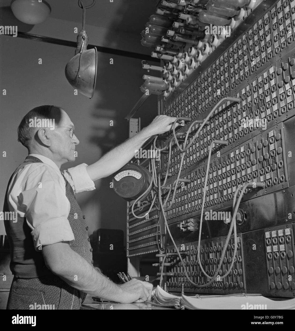 Standardiste homme Banque d'images noir et blanc - Alamy
