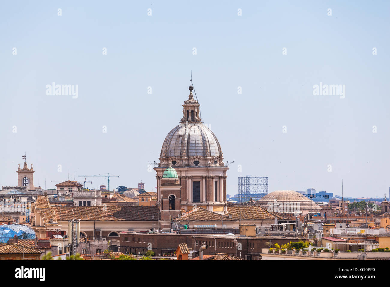 La ville de monuments célèbres de Rome avec le toit de la Basilique ...