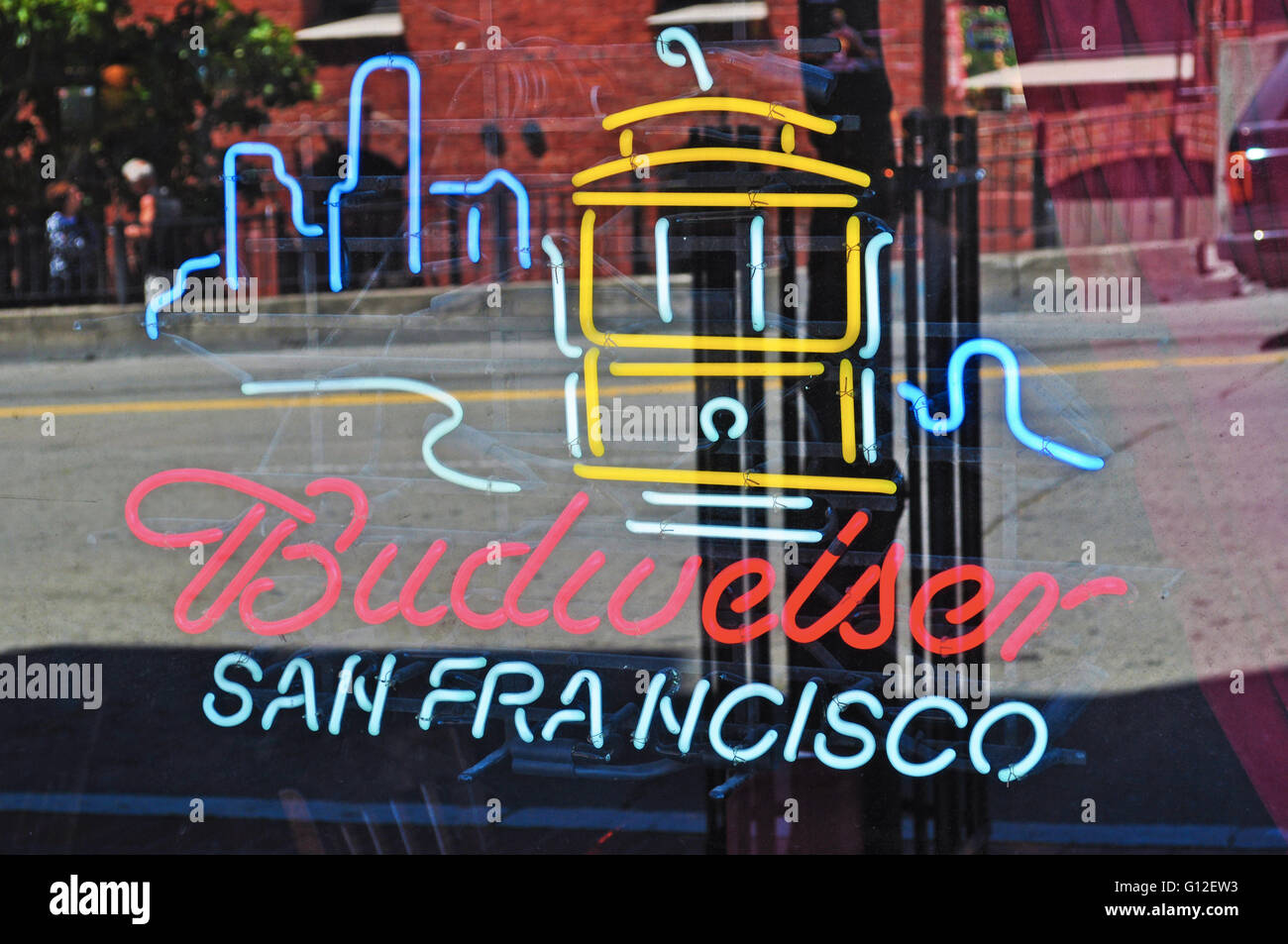 Budweiser neon Banque de photographies et d’images à haute résolution ...