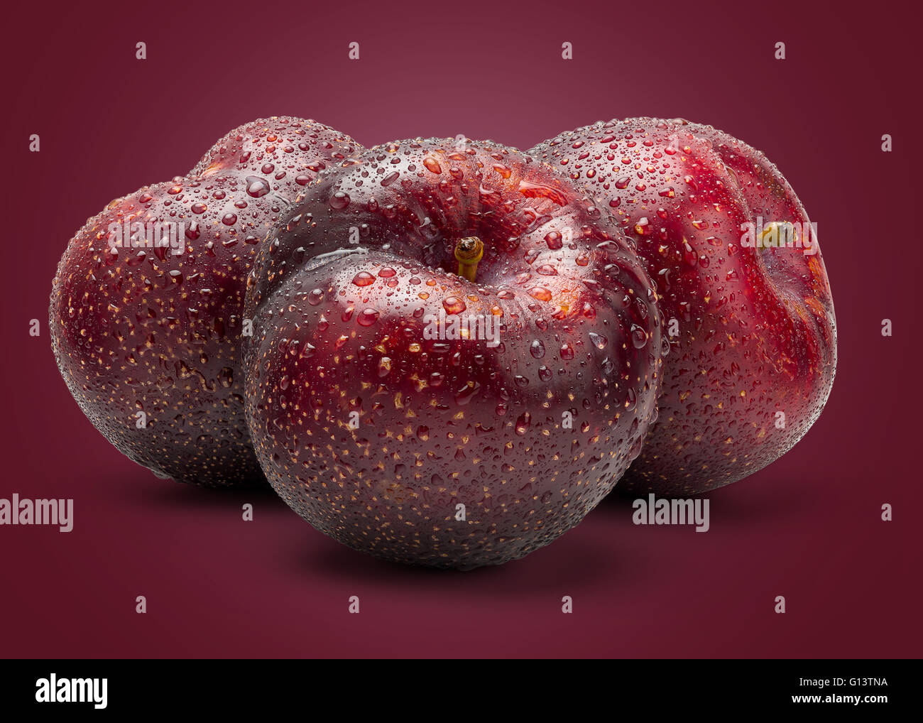 Prune rouge Banque de photographies et d’images à haute résolution - Alamy