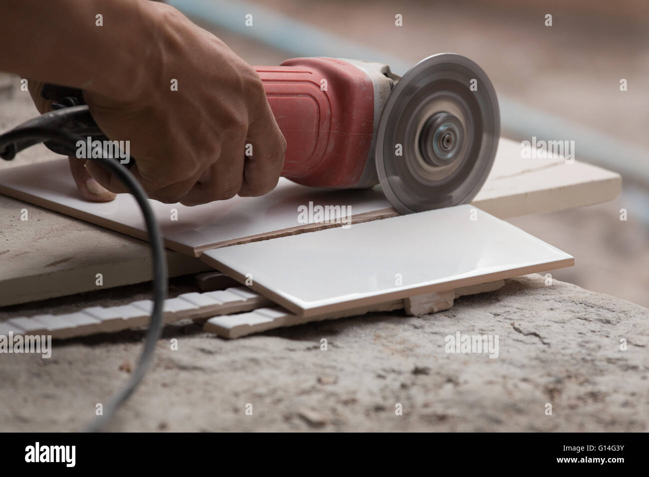 à l'aide d'une meule portable Banque de photographies et d’images à ...