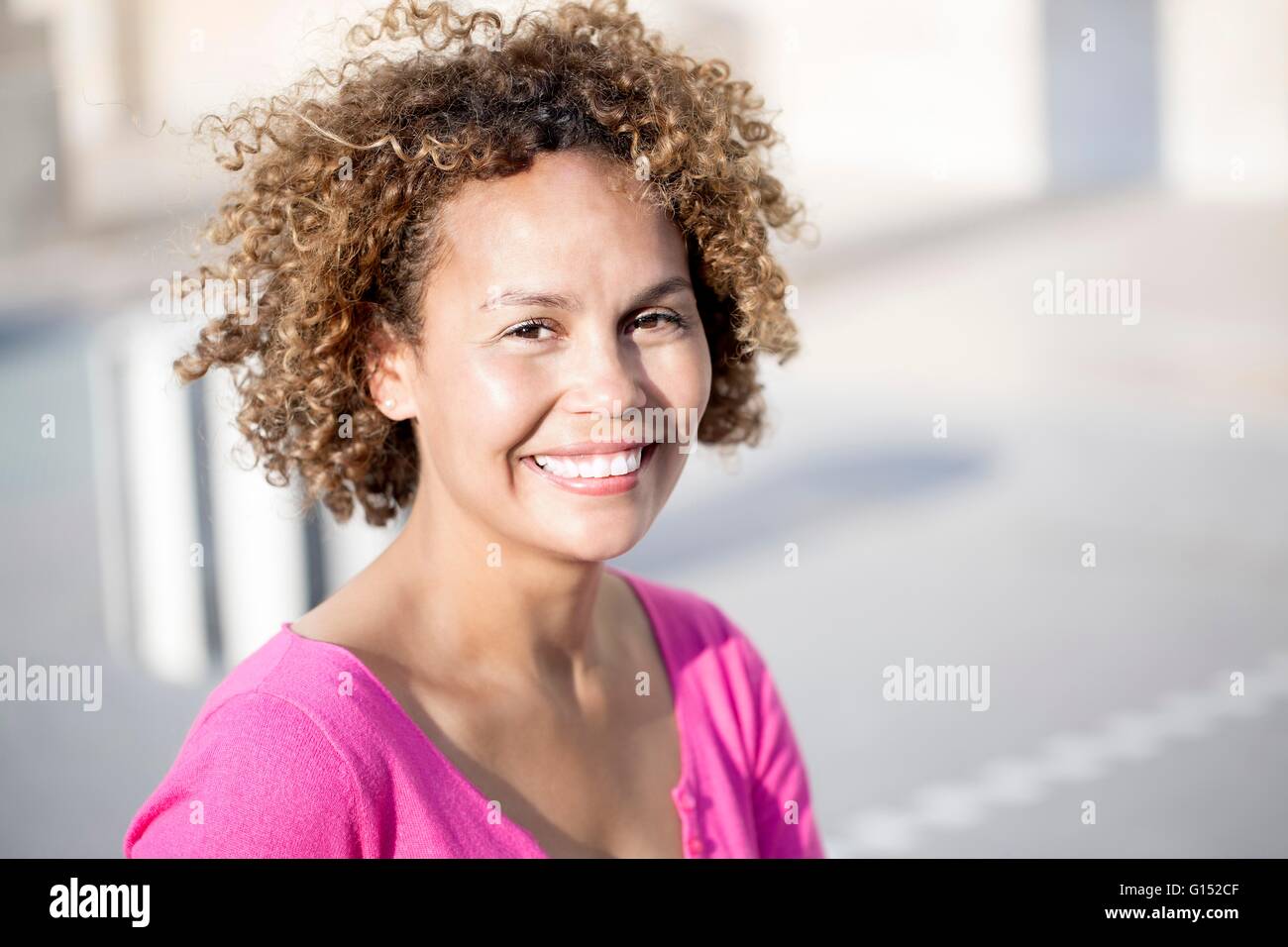 Femme malgache souriante Banque de photographies et d’images à haute ...