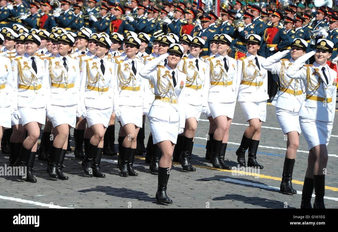 Moscou, Russie. 09 mai, 2016. Femme Russe salue les marins qu'ils ...