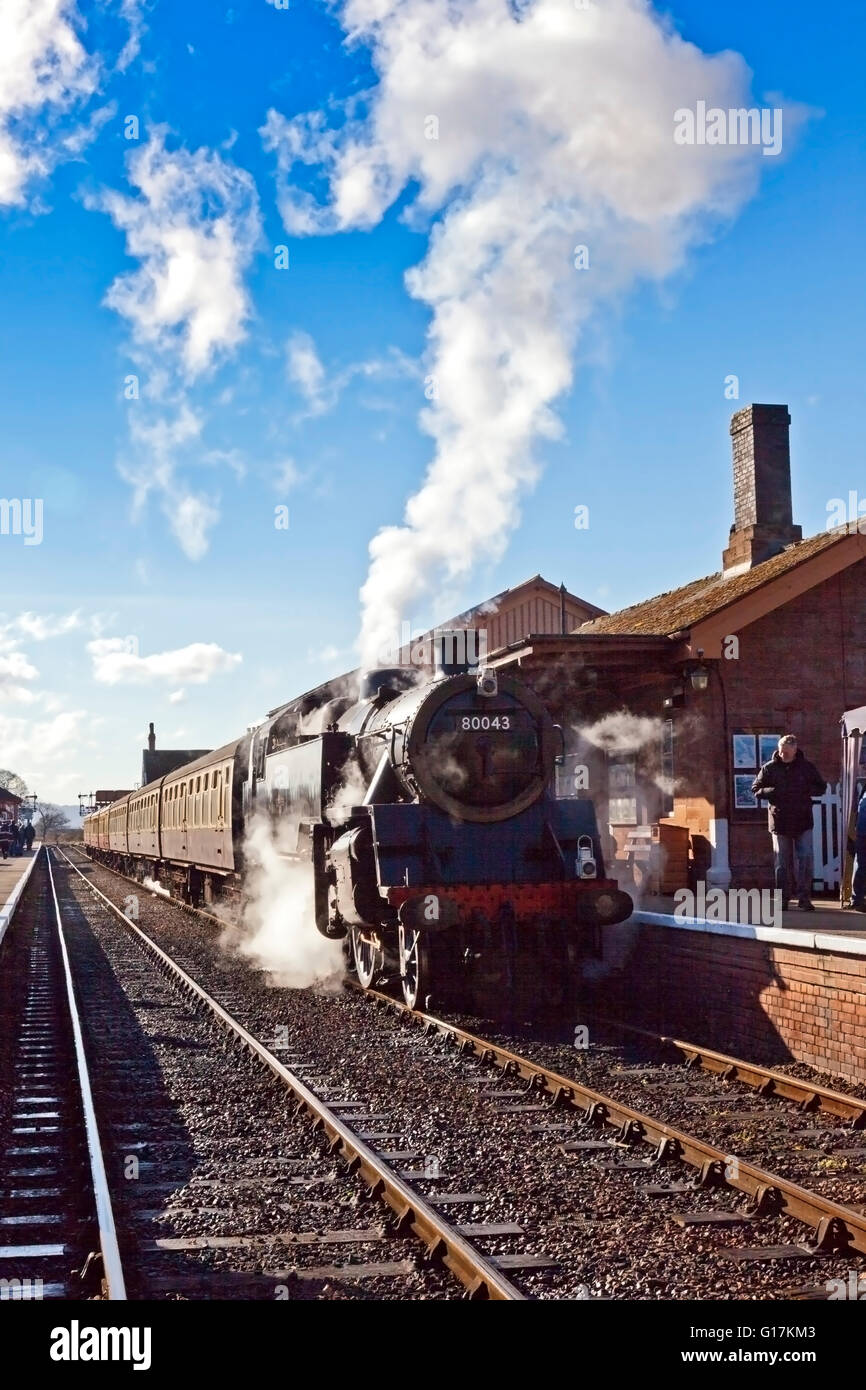 Un ex-BR réservoir standard au Bishops Lydeard loco 80043 avec un train ...