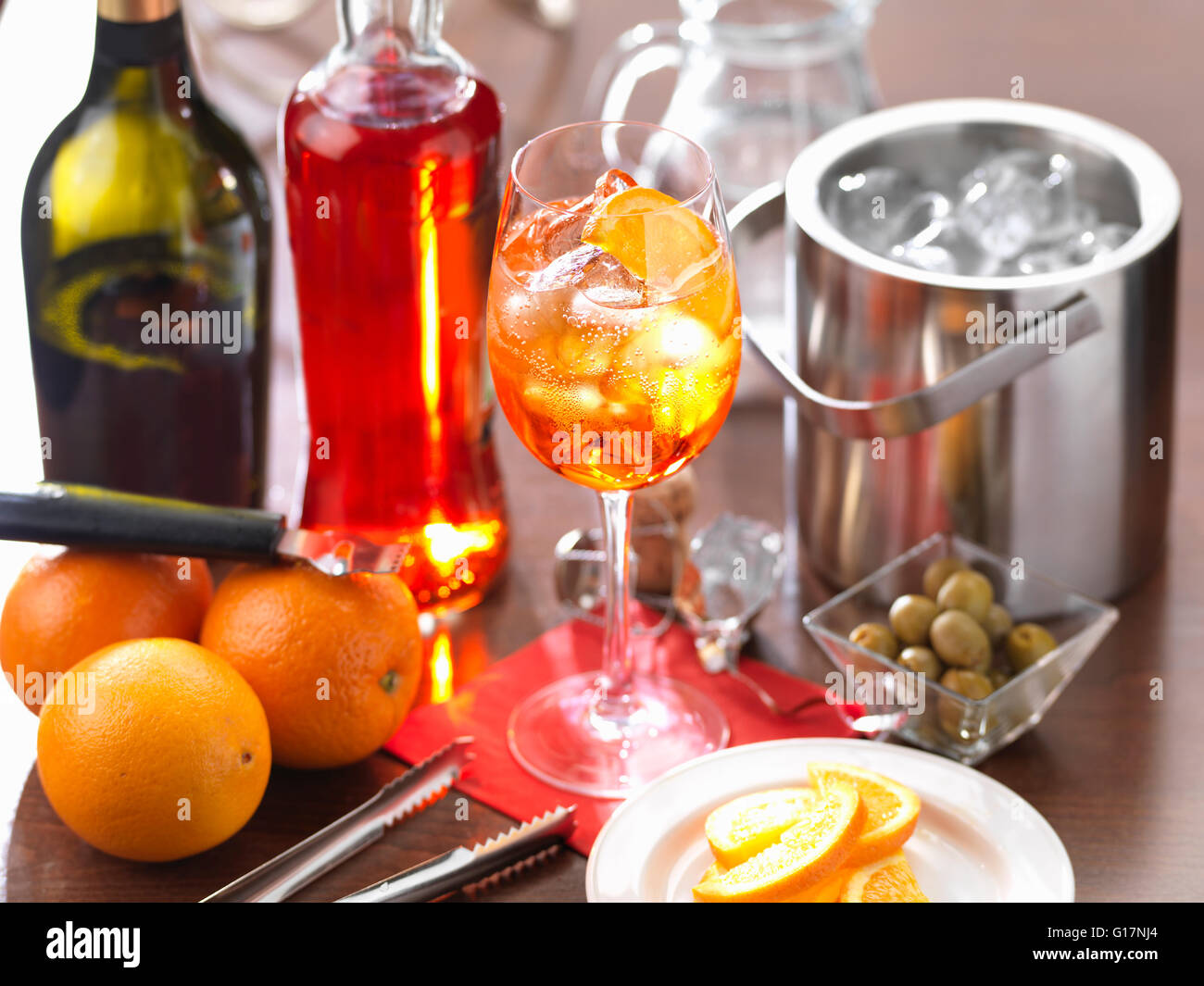 Bouteille d'aperol spritz Banque de photographies et d’images à haute ...
