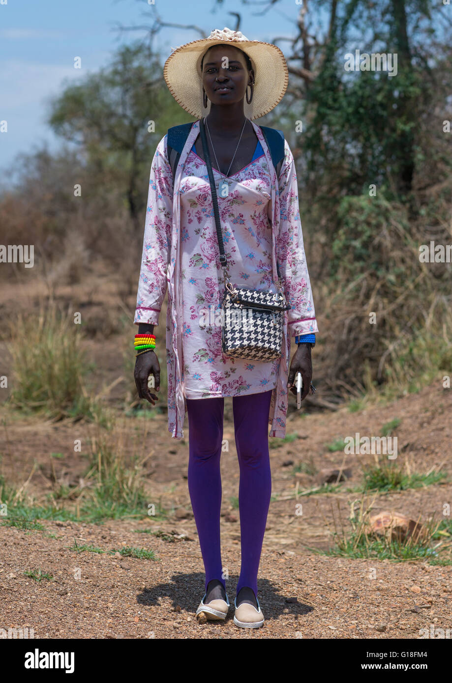 Les jeunes de la tribu Mursi femme vêtue de vêtements occidentaux pour ...