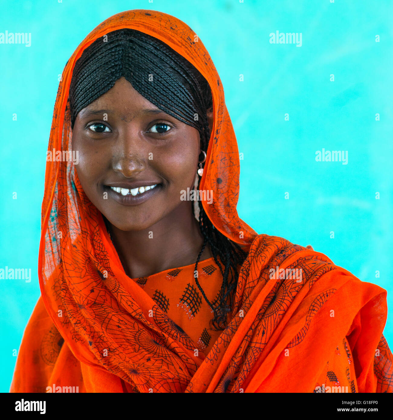 Portrait d'une tribu afar fille aux cheveux tressés et aiguisé les ...