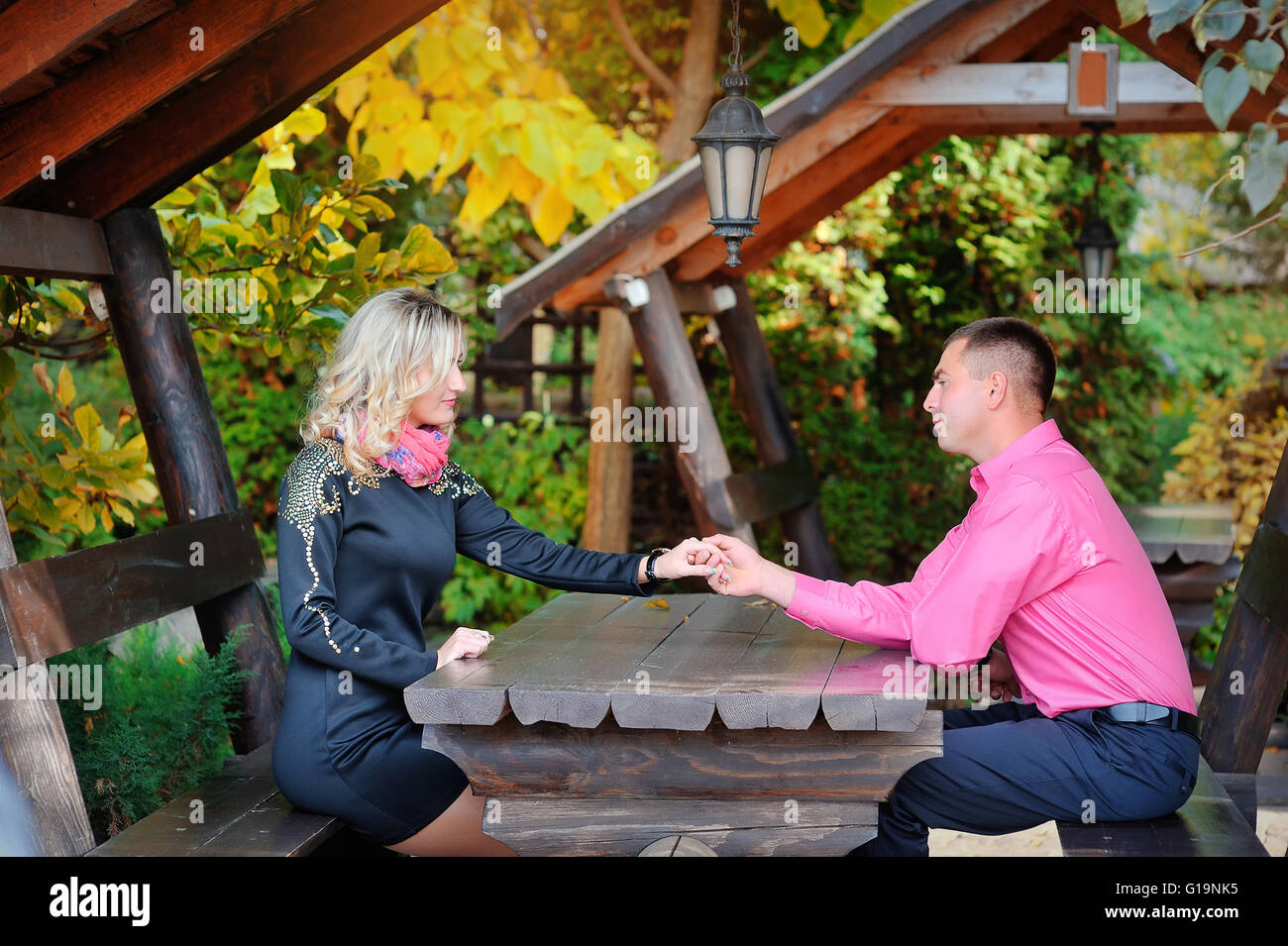 Couple Assis Sur Un Banc De Parc En Bois Banque De Photographies Et D