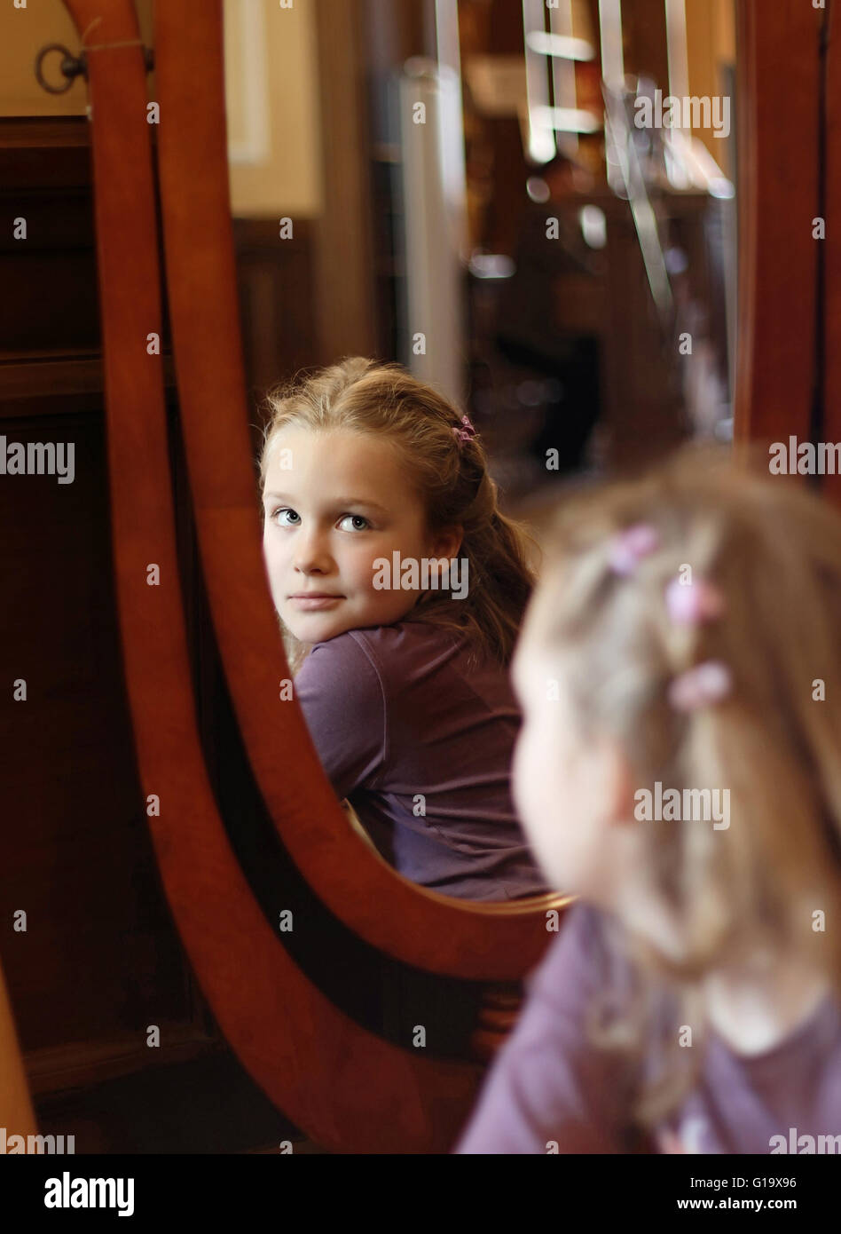 Fille devant un miroir Banque de photographies et d’images à haute résolution - Alamy