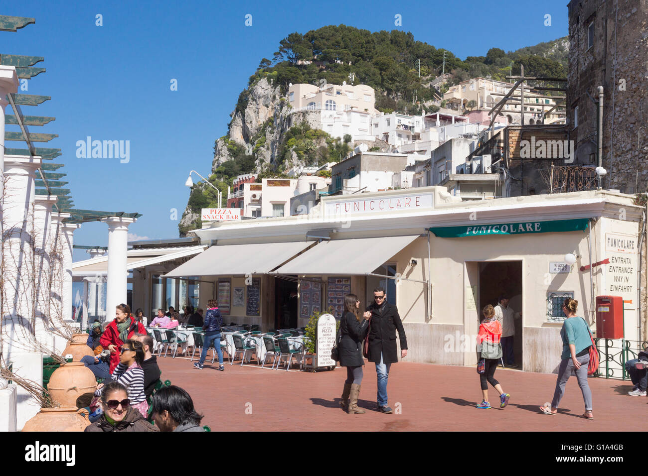 Touristes sur la Piazza Armando Diaz à l'extérieur de l'entrée et de la ...