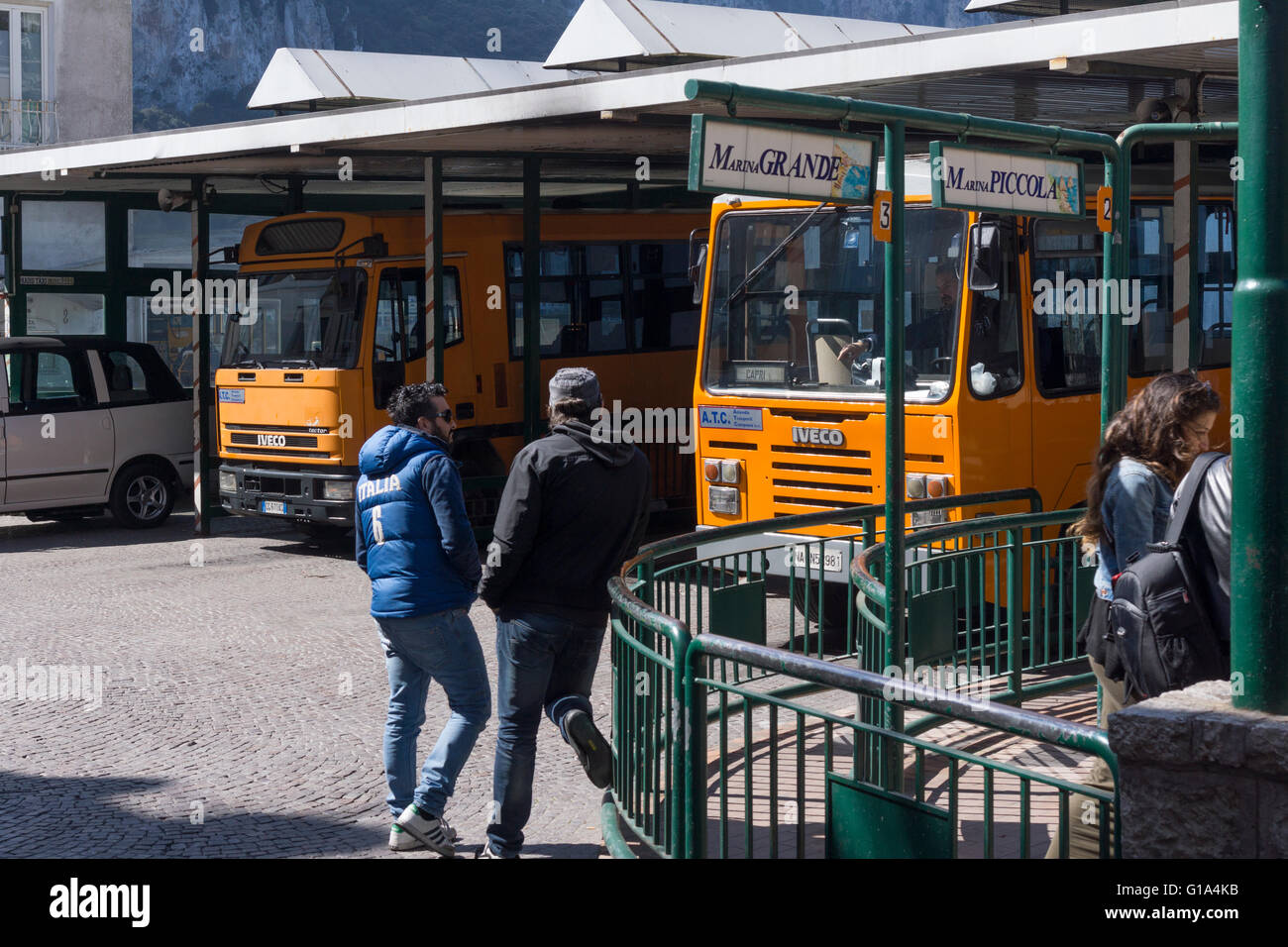 Gare routière (Stazione Autobus Capri) avec bus orange sur l'île de ...