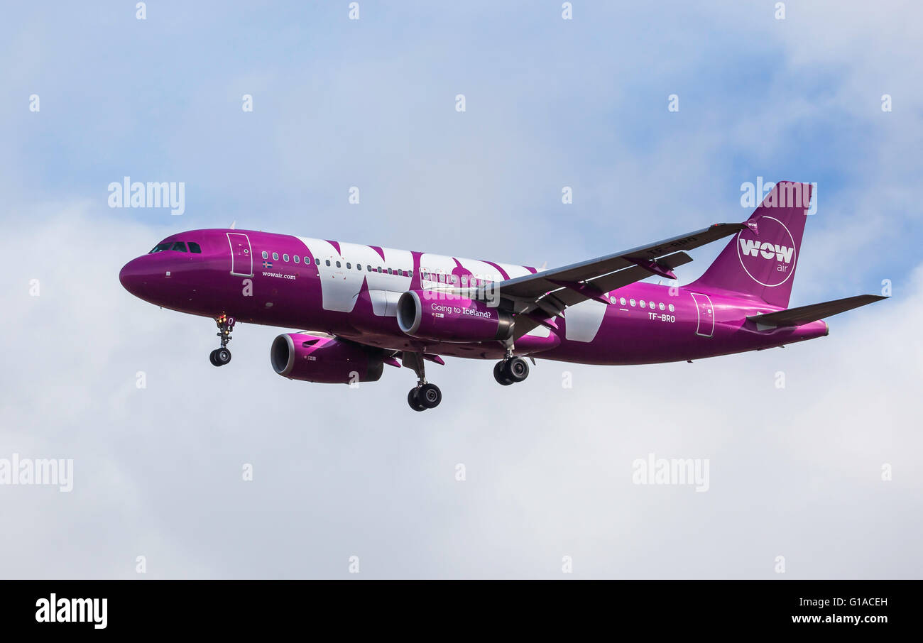 Wow airlines Banque de photographies et d’images à haute résolution - Alamy
