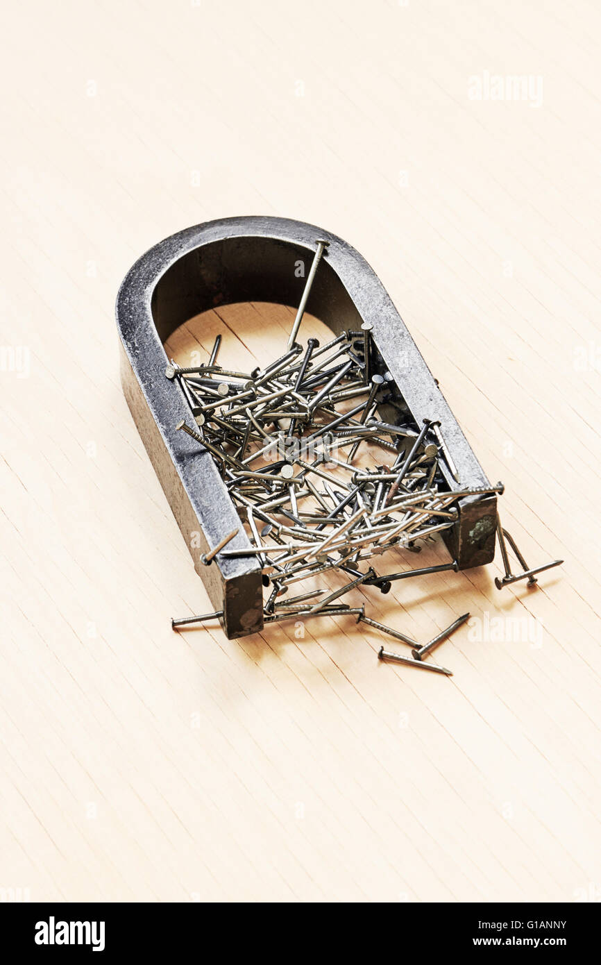 Aimant et clous Banque de photographies et d’images à haute résolution ...