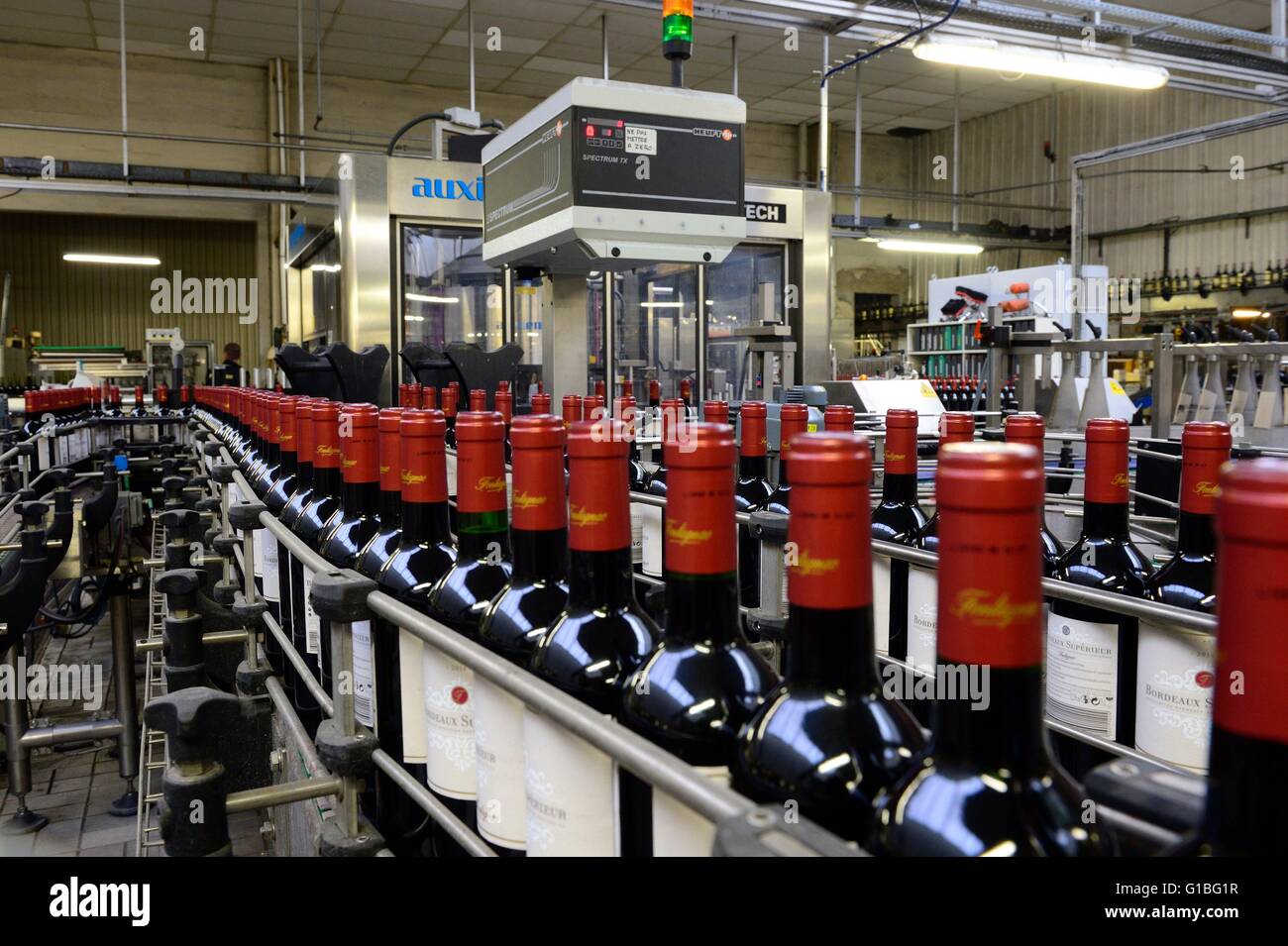 Groupe castel Banque de photographies et d’images à haute résolution ...