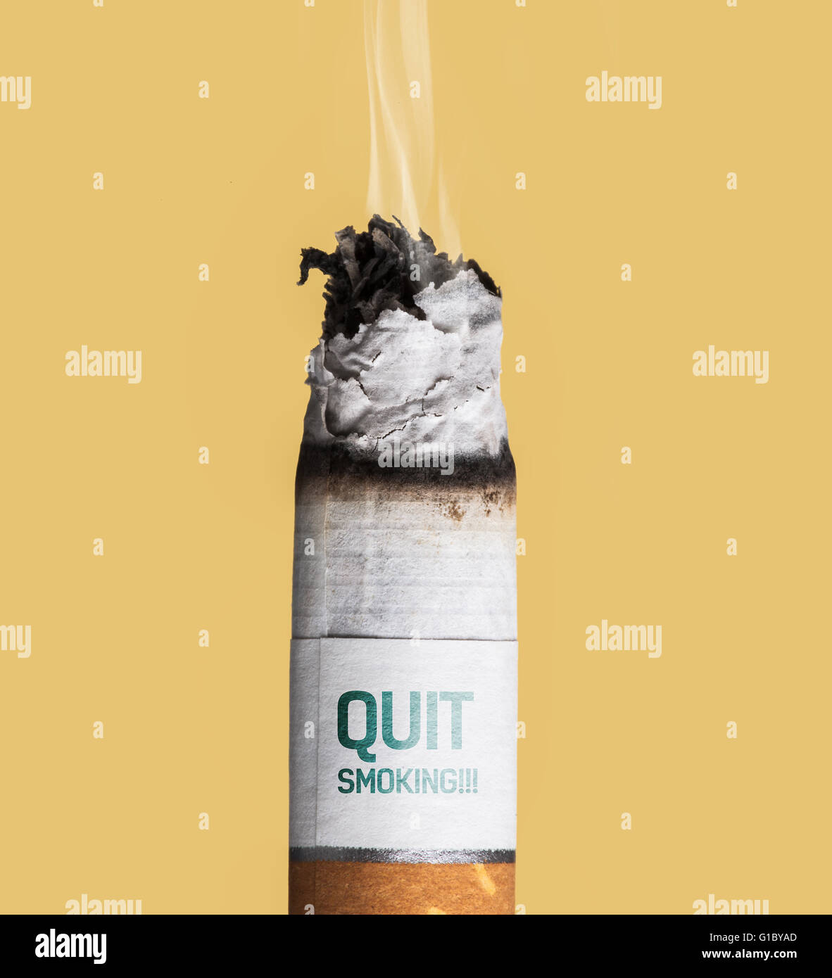 La combustion de la cigarette sur fond jaune, arrêter de fumer concept ...