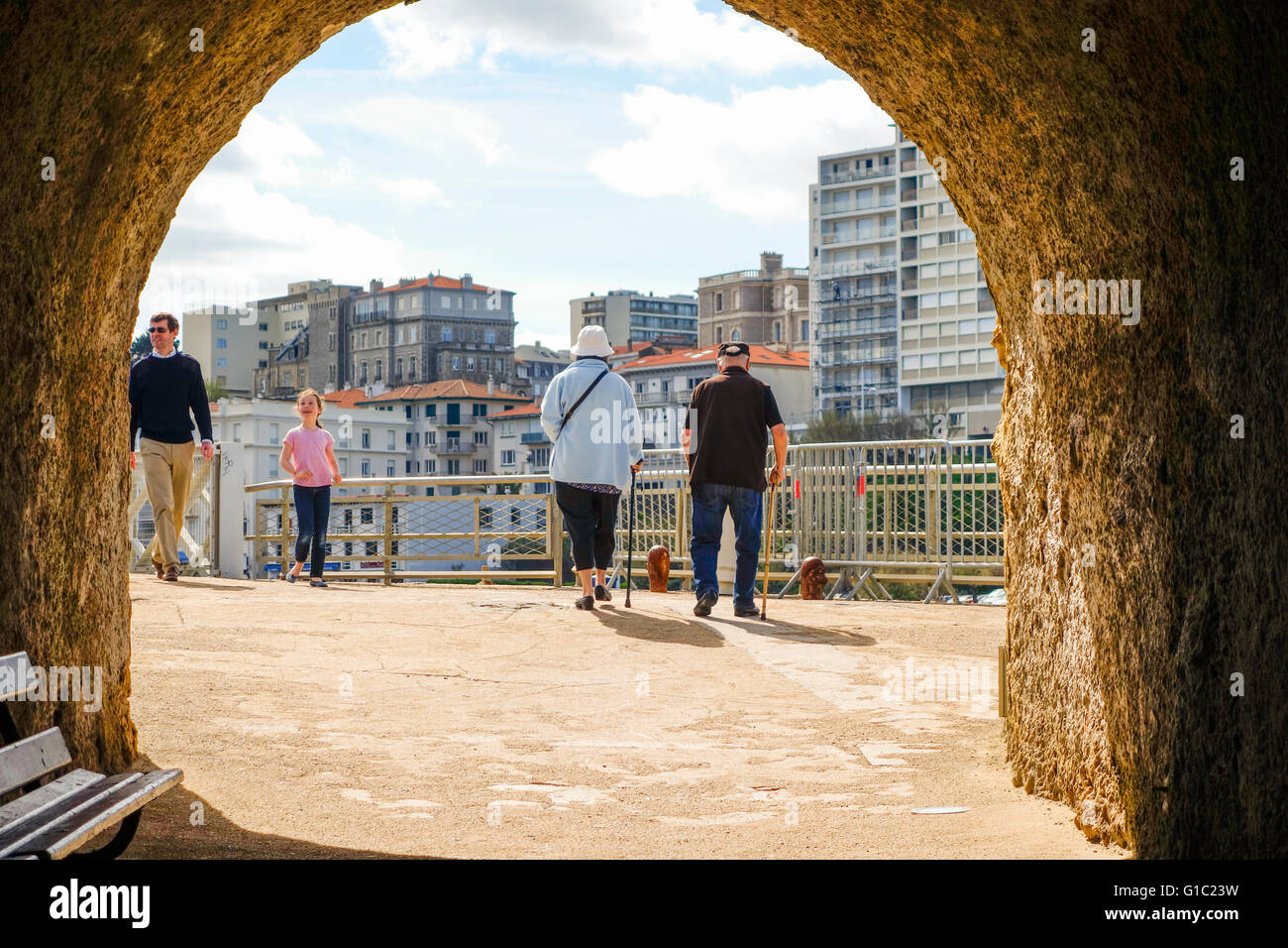 Senior couple marche sur passage piéton de la rocher de la vierge ...