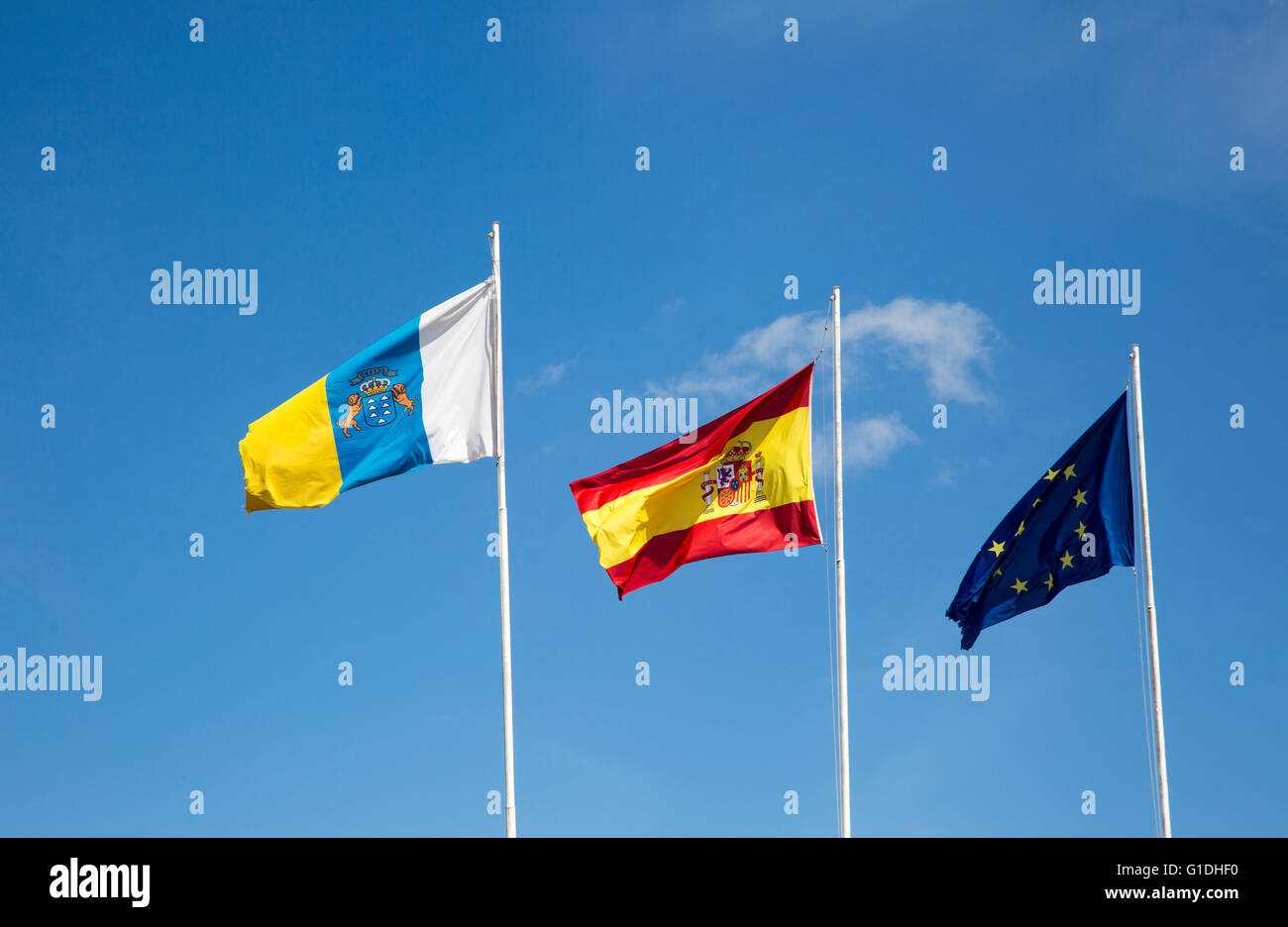 Drapeaux de l'Union européenne, l'Espagne et les Canaries vol à l ...