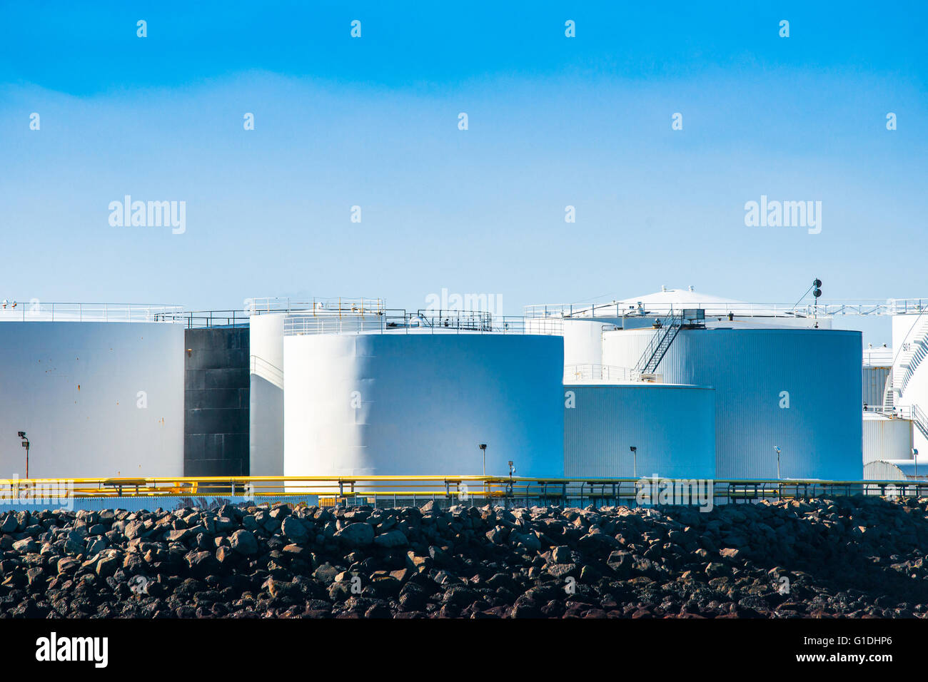 Silos pour la production chimique Banque d'image et photos - Alamy