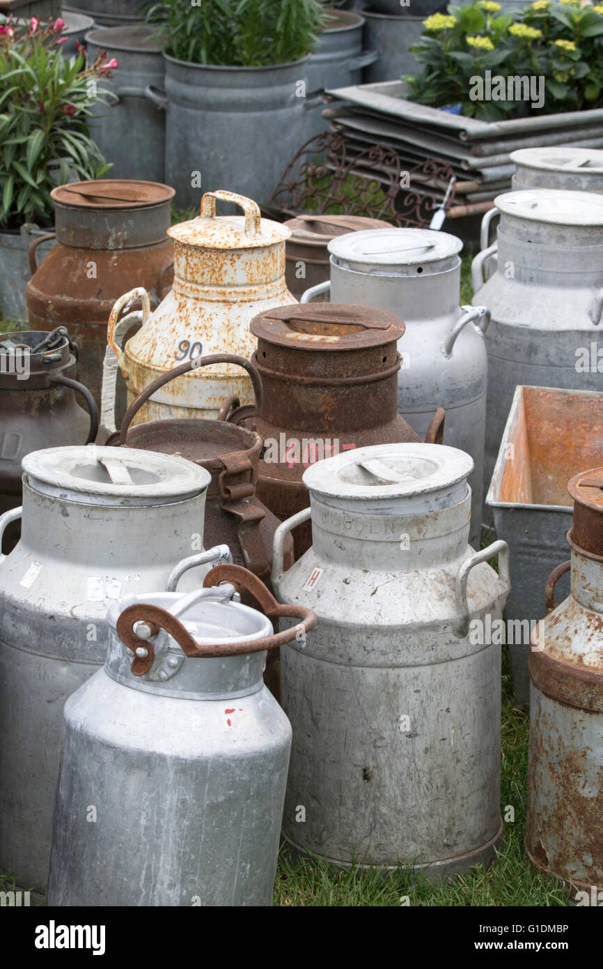 Milk churns Banque de photographies et d’images à haute résolution - Alamy