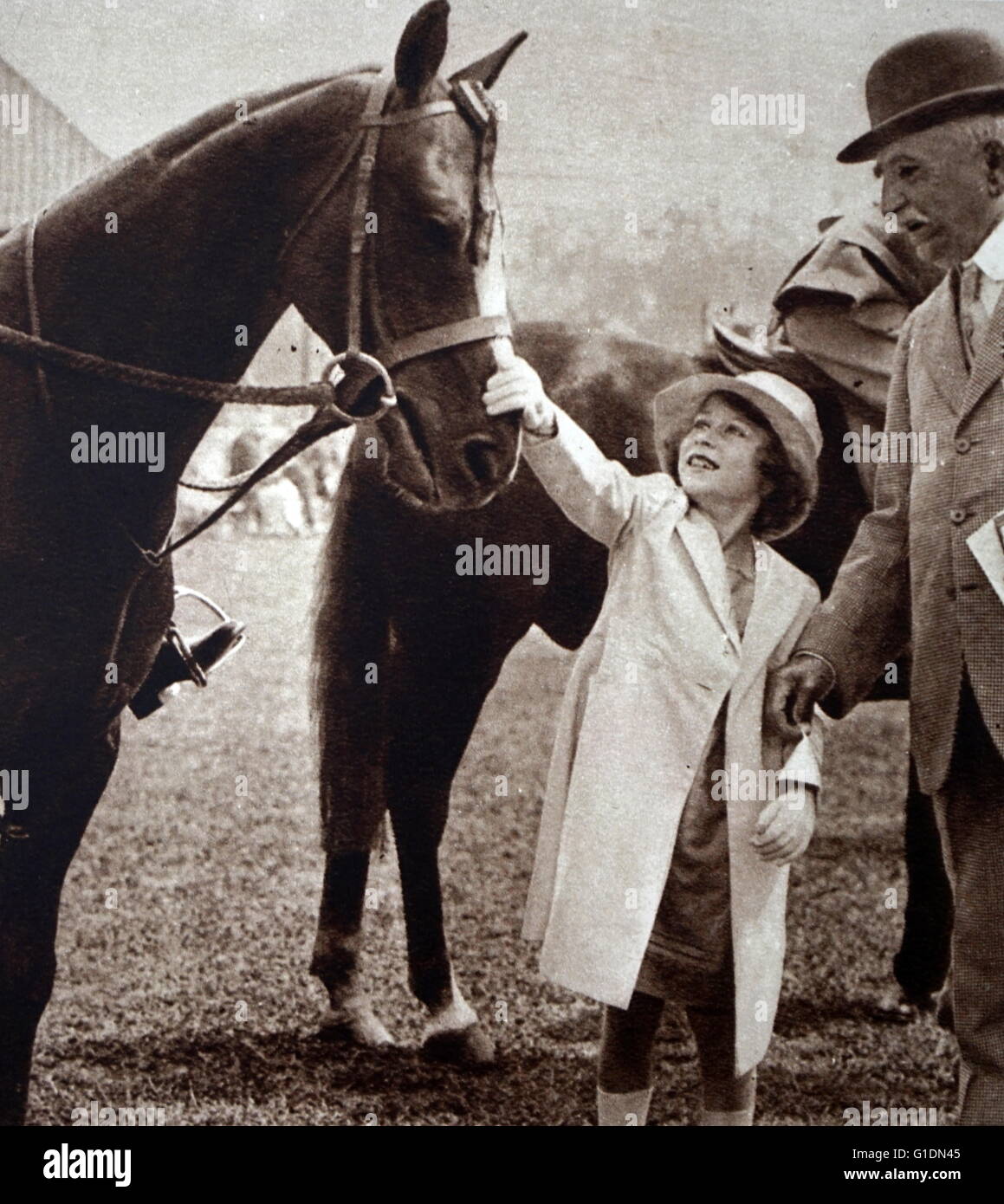 Photographie de la princesse Elizabeth (1926-) de caresser un cheval ...