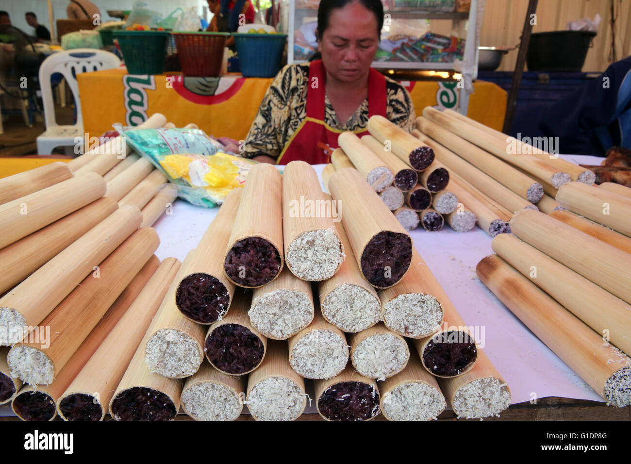 Riz gluant cuit au bambou Banque de photographies et d’images à haute ...