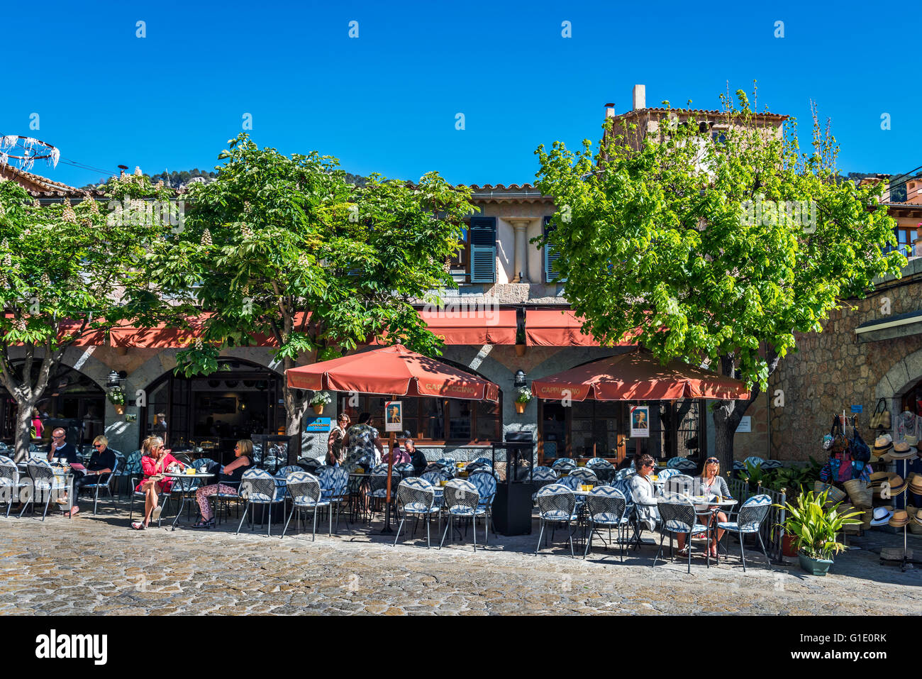 Street cafe valldemossa majorca Banque de photographies et d’images à ...