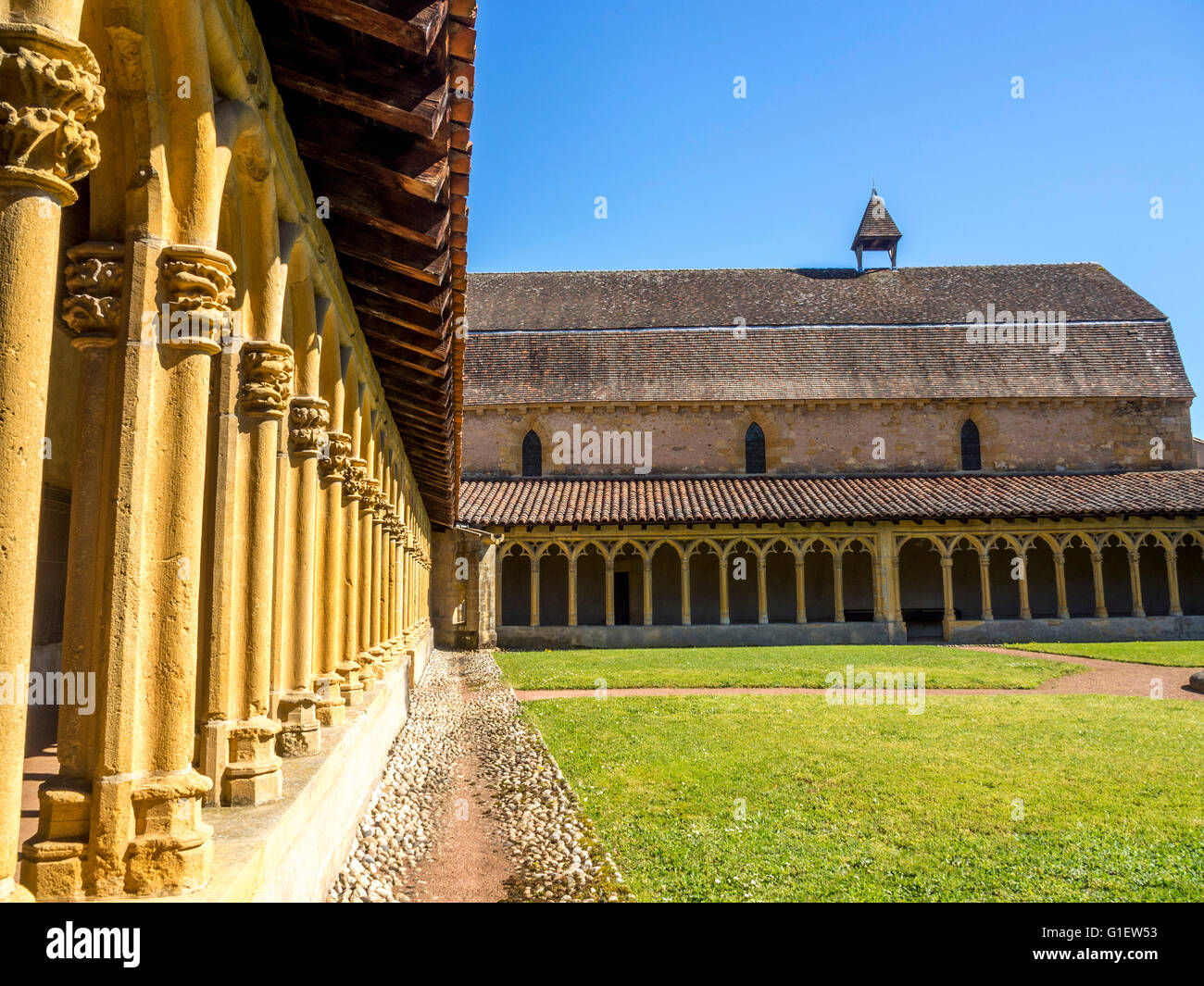 Cloître du couvent des Cordeliers. Charlieu. Brionnais. Loire. France ...