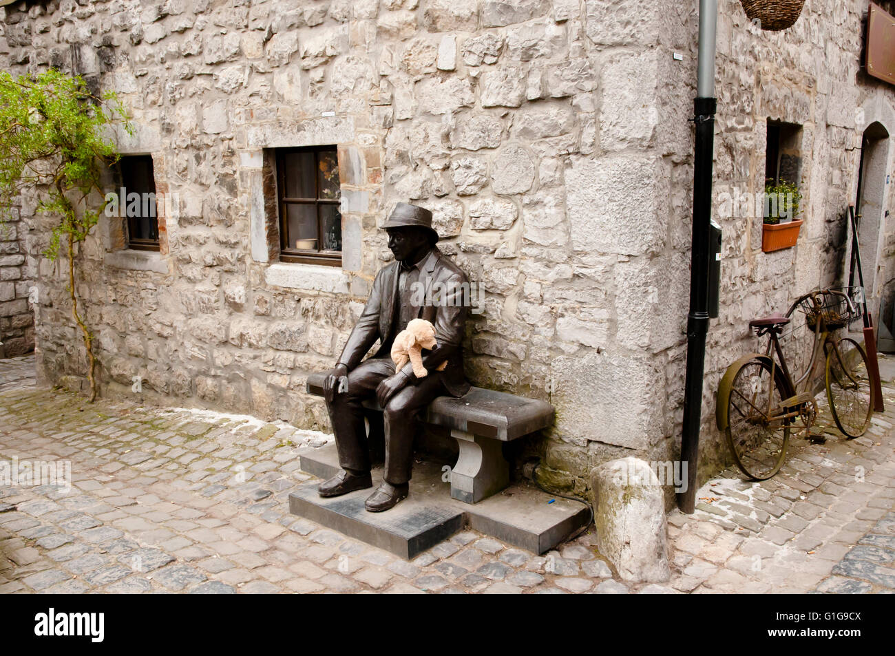 Statue assise sur un banc Banque de photographies et d’images à haute ...