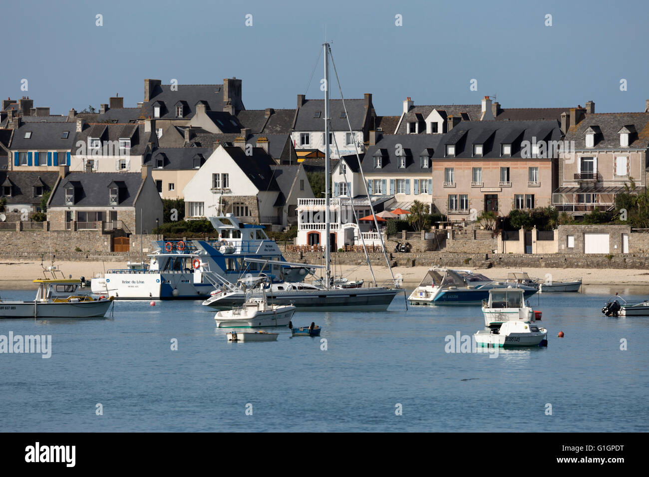 Vue sur le port, Ile de Batz, près de Roscoff, Finistère, Bretagne ...