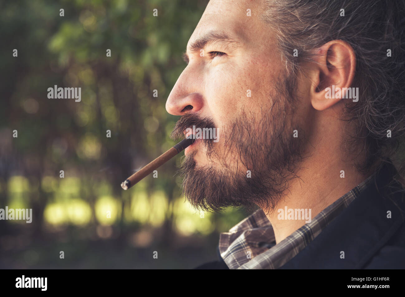 Homme fumant cigare Banque de photographies et d’images à haute ...