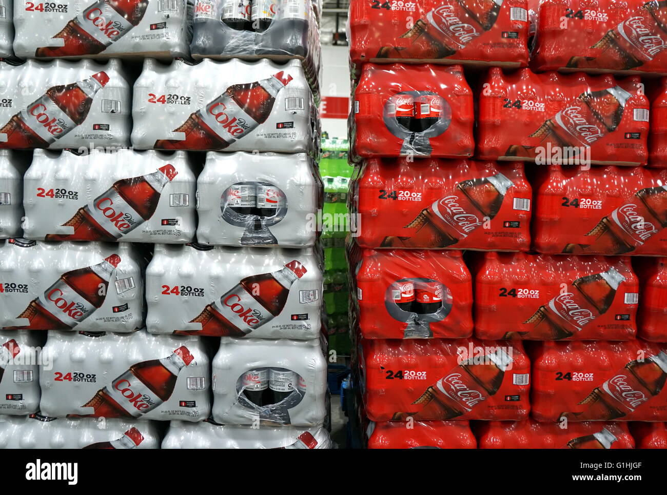 Une bouteille de Sprite peeking through derrière les cas de Coca Cola ...