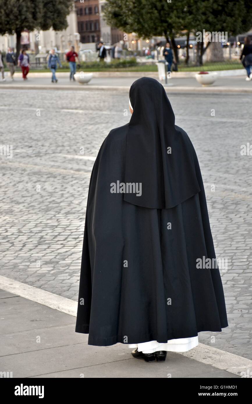 Femme religieuse de la rue Banque de photographies et d’images à haute ...