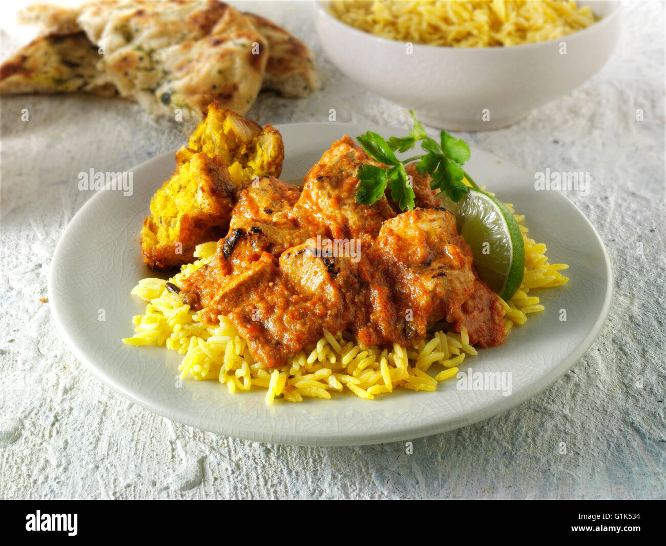 Curry de poulet avec riz pilaf asiatique et un oignon bhaji Photo Stock ...