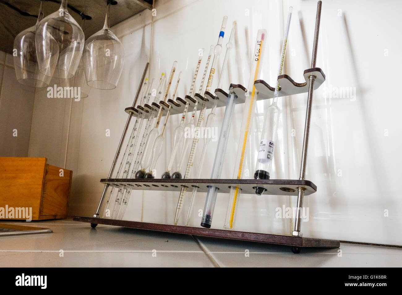 Wine testing Banque de photographies et d’images à haute résolution - Alamy