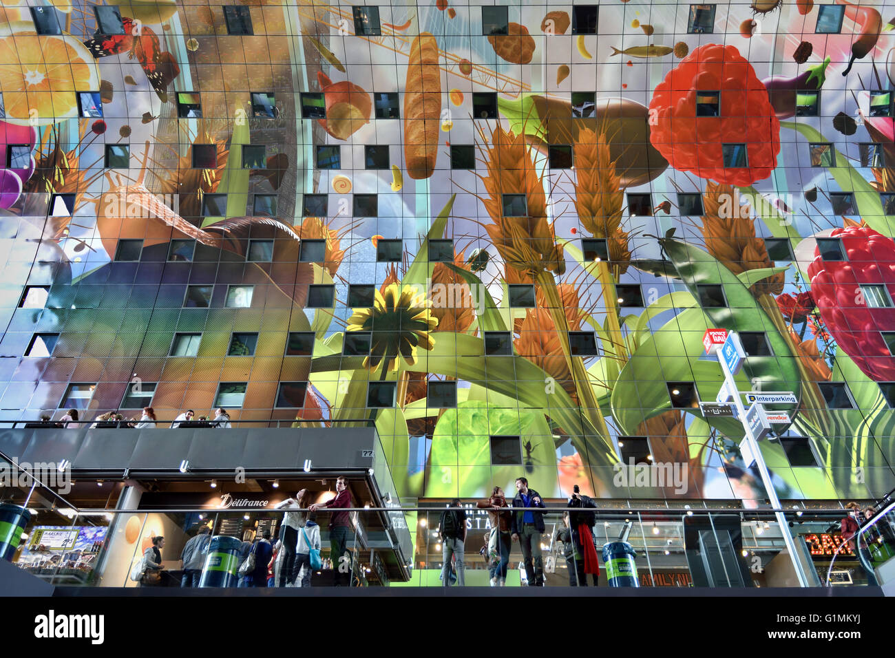 Intérieur coloré de la Rotterdam Markthal (Rotterdam Market Hall) à la ...