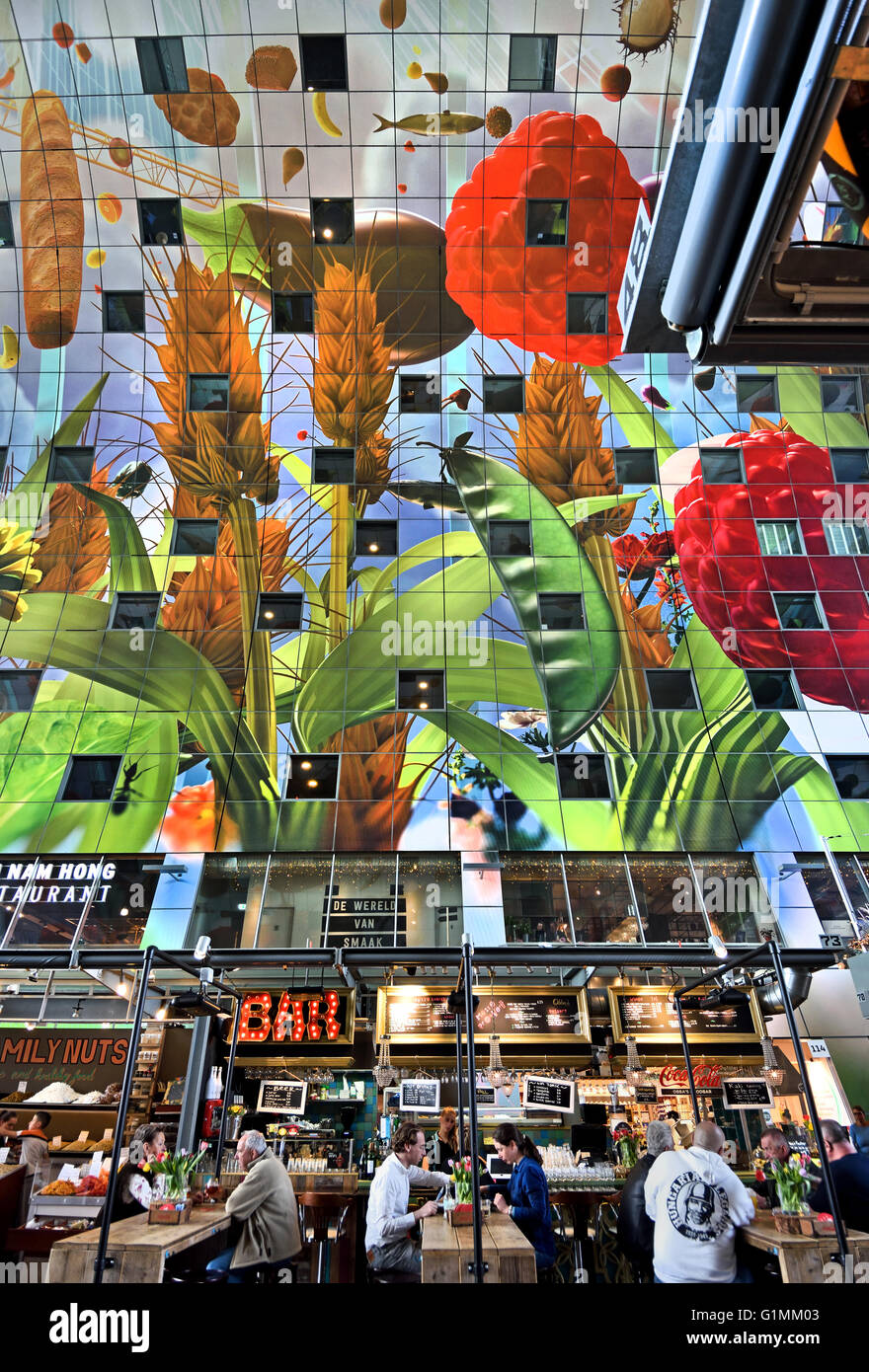Intérieur coloré de la Rotterdam Markthal (Rotterdam Market Hall) à la ...