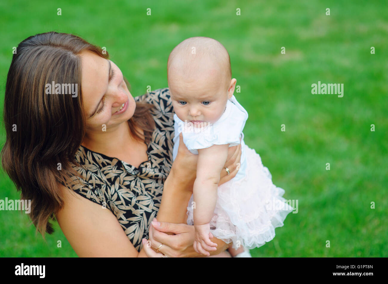Mère Et Enfant Dans Les Bras Banque De Photographies Et Dimages à