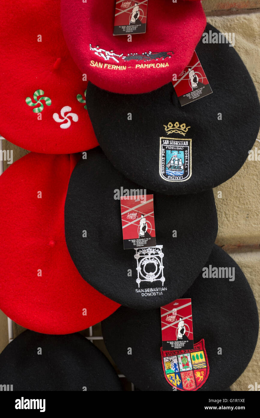 Chapeaux bérets basques traditionnels ou en vente comme souvenirs à ...