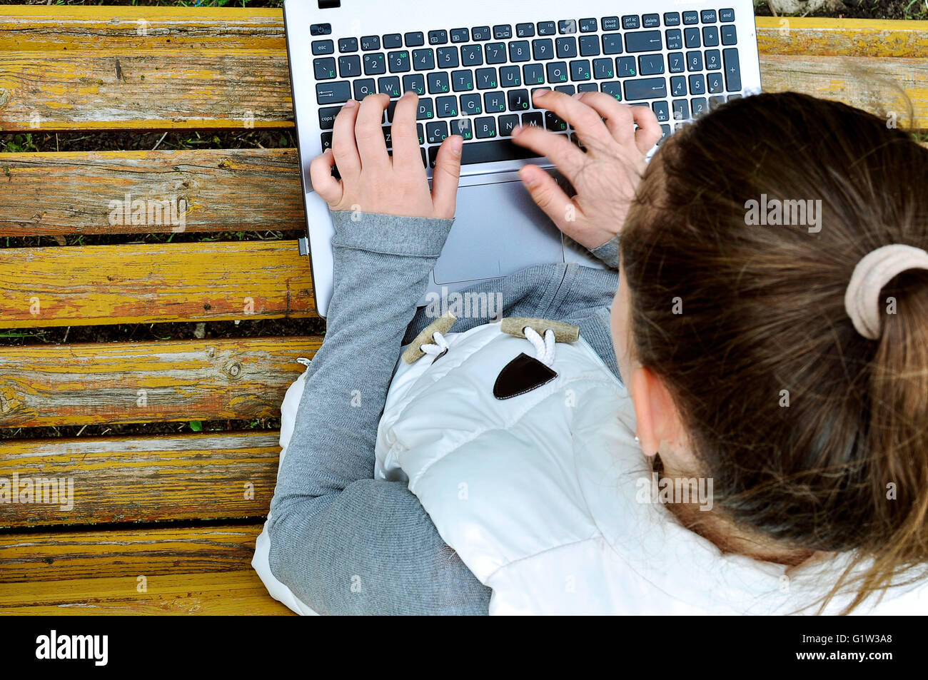 Jeune Femme Assise Sur Un Banc Avec Son Ordinateur Portable Banque De