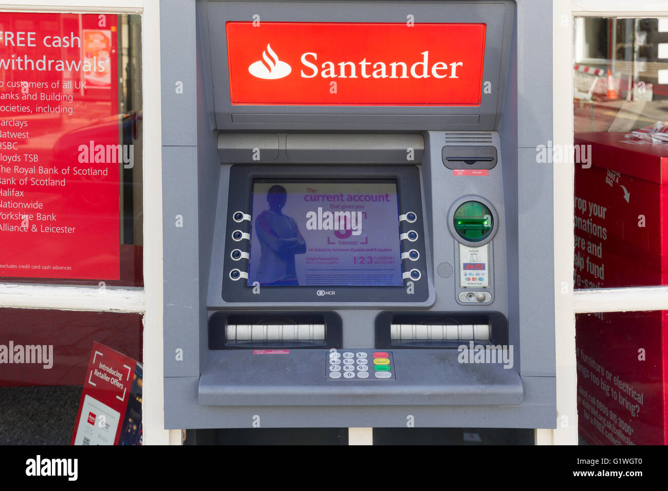 Distributeur de billets trou dans le distributeur de billets mural atm ...