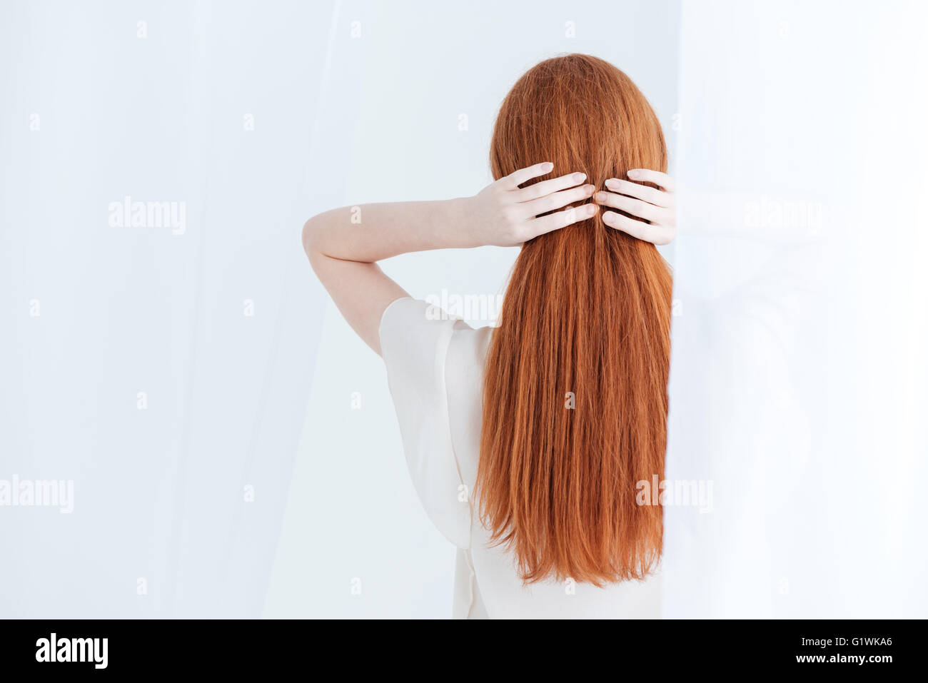 Jolie rousse de dos Banque de photographies et d’images à haute ...