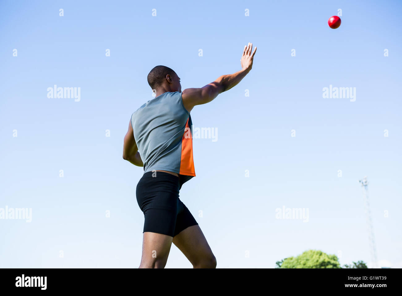 Lancer lancer du ballon de l'athlète Photo Stock - Alamy
