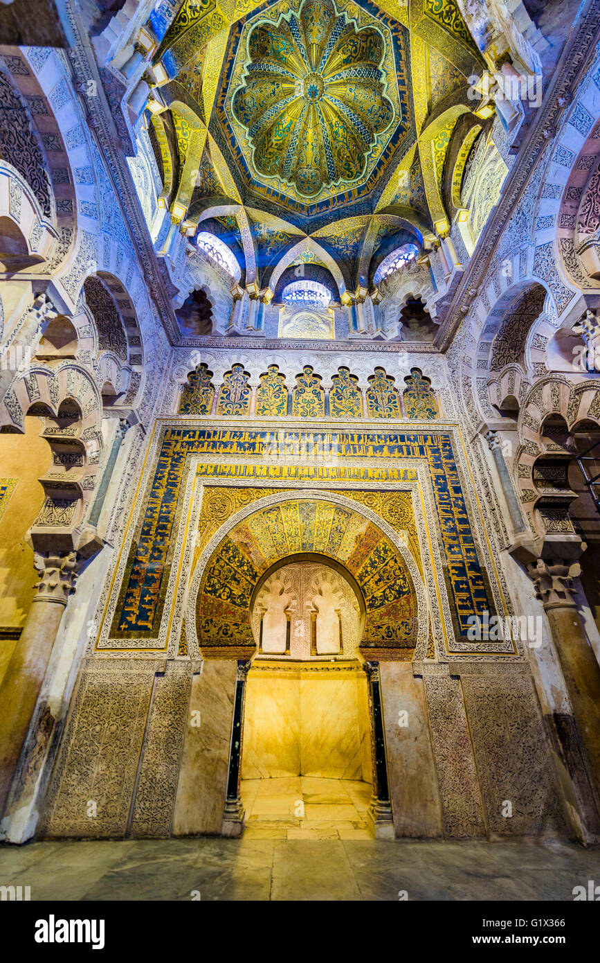 Mihrab est un demi-cercle niche dans le mur d'une mosquée qui indique ...