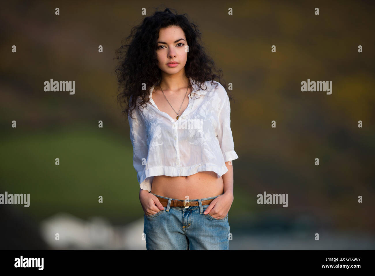 Une Belle Jeune Femme Brune Mince Adolescente Avec De Longs Cheveux