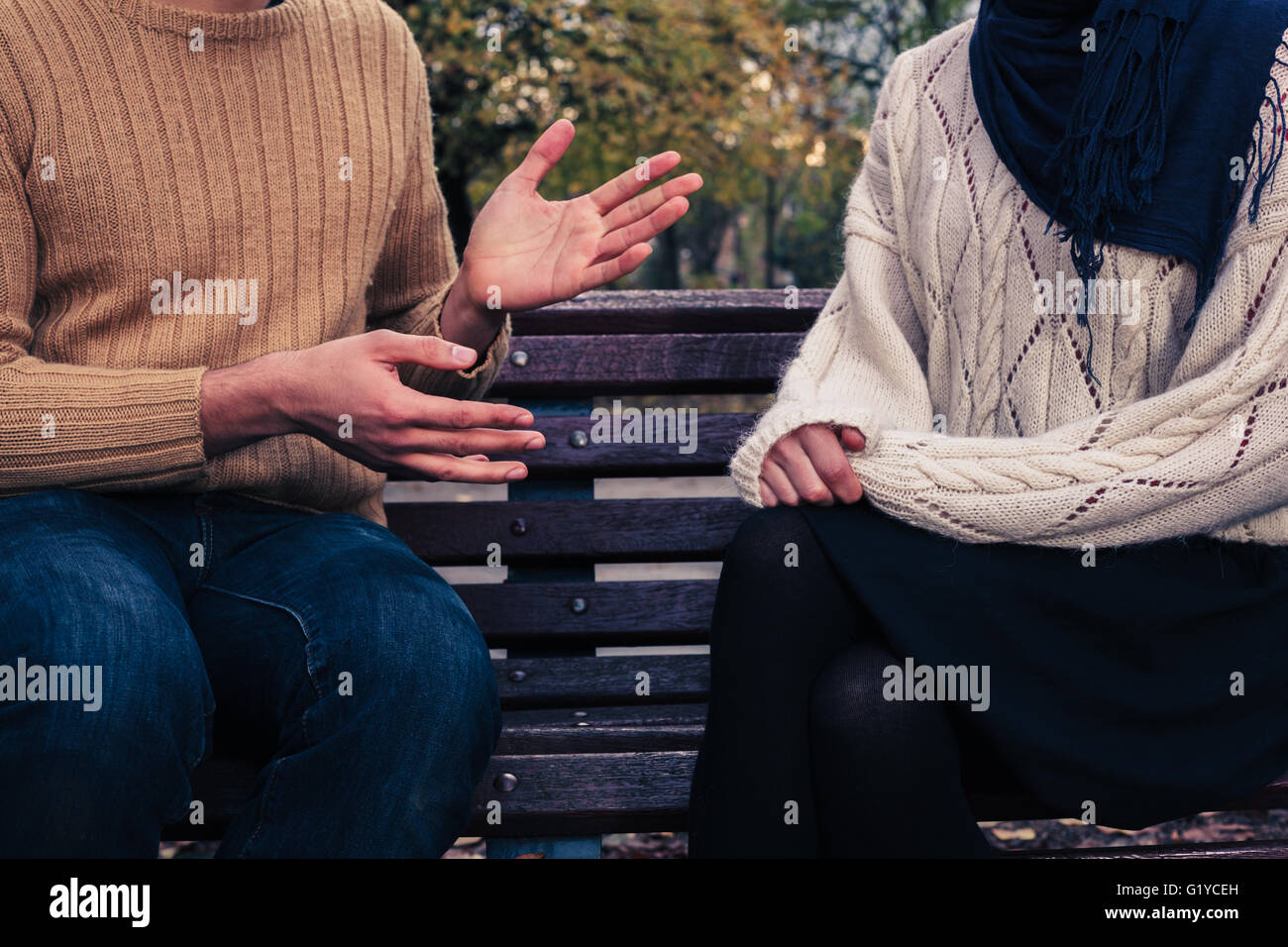 Personnes Sur Un Banc De Parc Banque Dimage Et Photos Page 2 Alamy