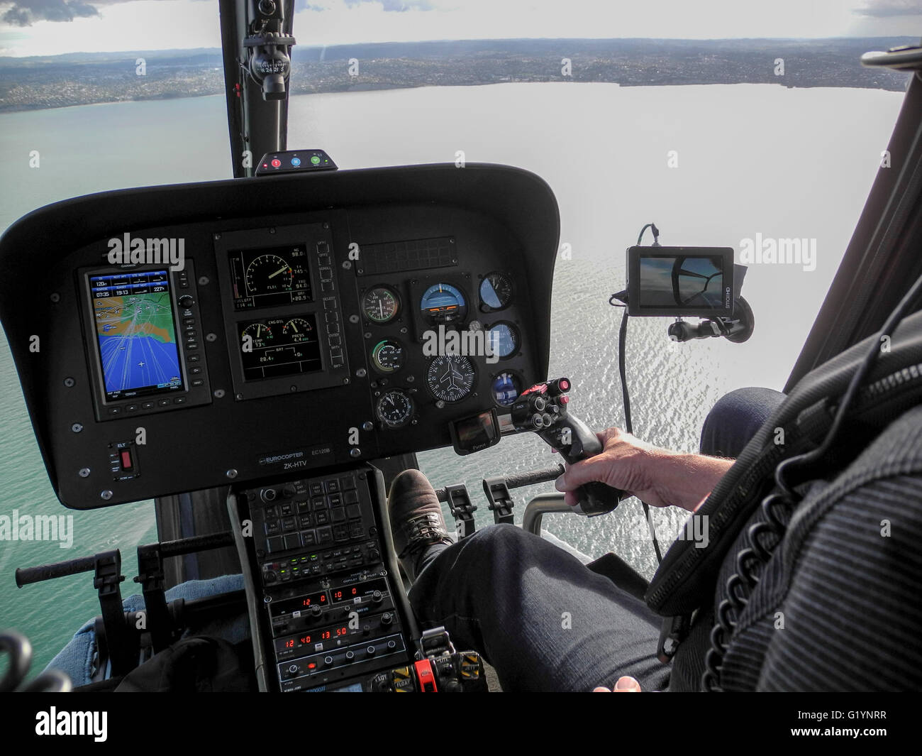 Console et commandes d'un hélicoptère Eurocopter EC120B en vol au ...