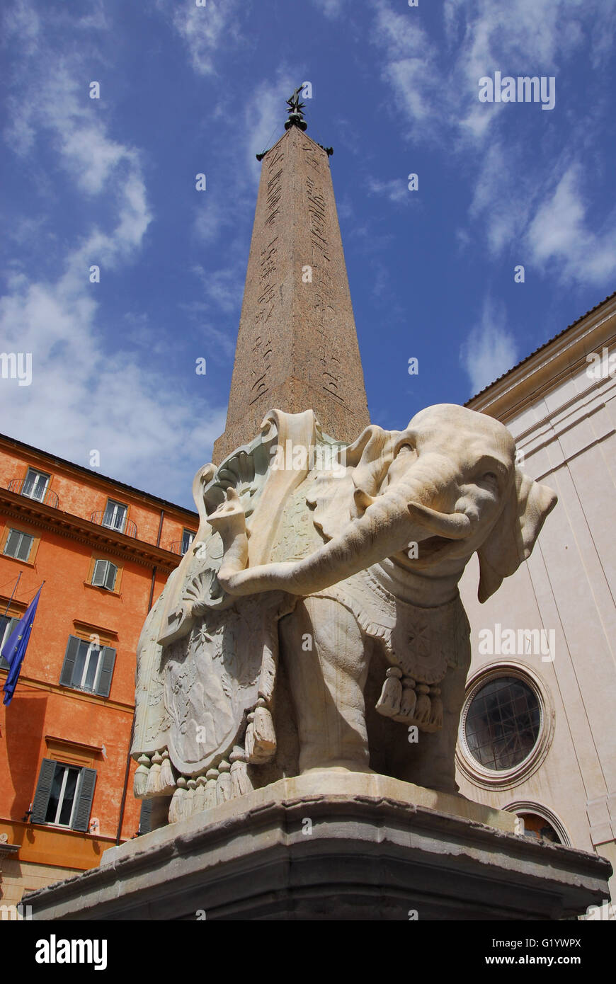 Bernini's Elephant statue en marbre avec obélisque égyptien antique en ...