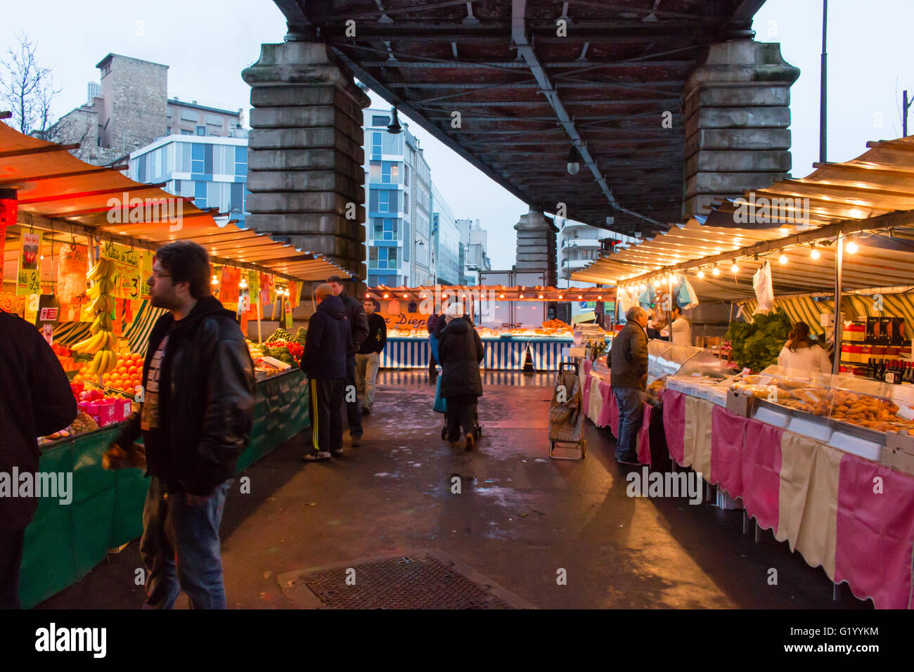 Paris rue de grenelle Banque de photographies et d’images à haute ...