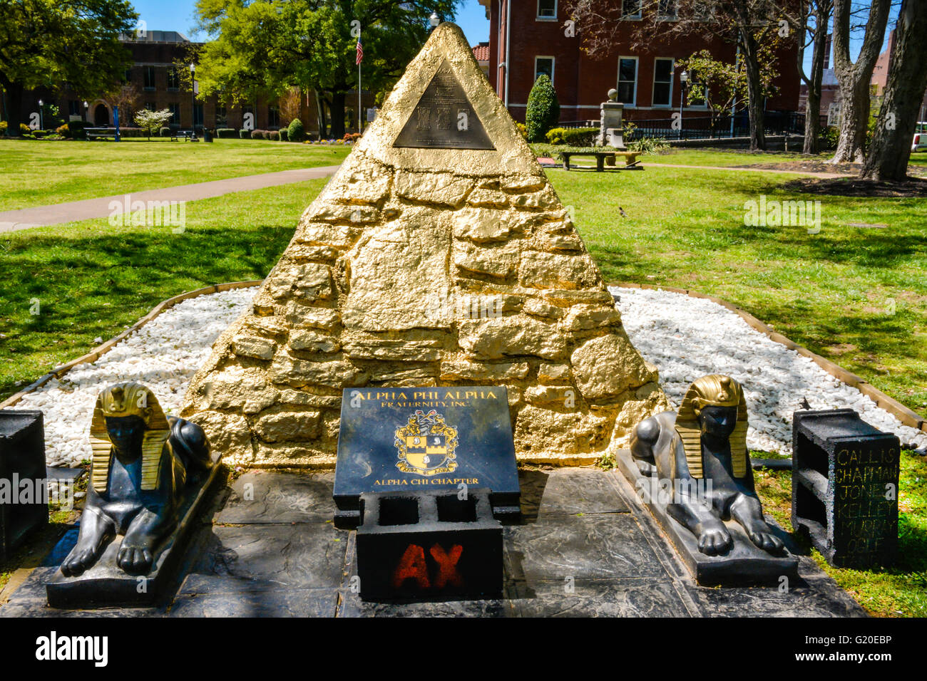 La couleur or Alpha Phi Alpha Fraternity Pyramide et Sphinx, sur le ...